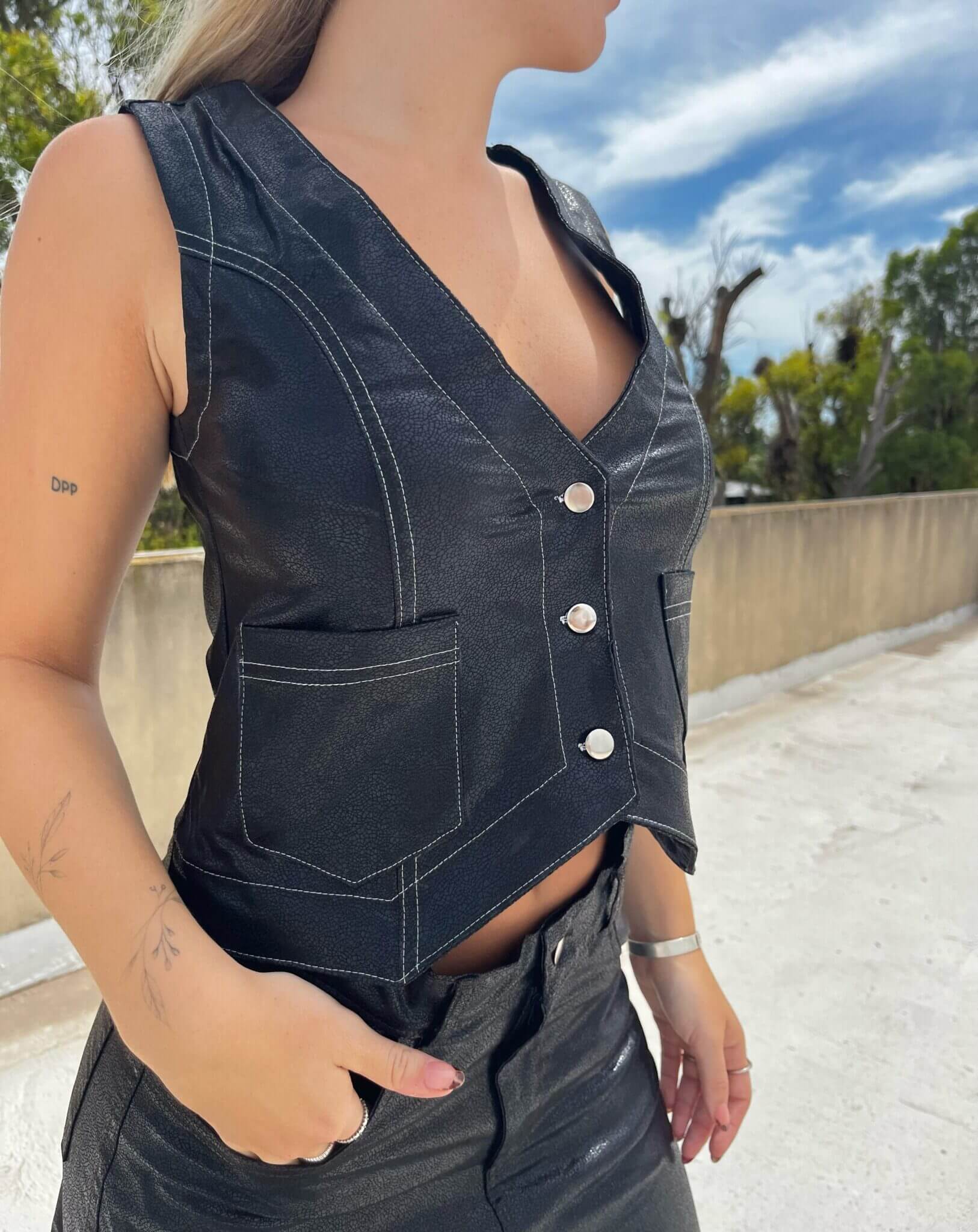 Chaleco engomado Croco negro – Kowloon Outfit